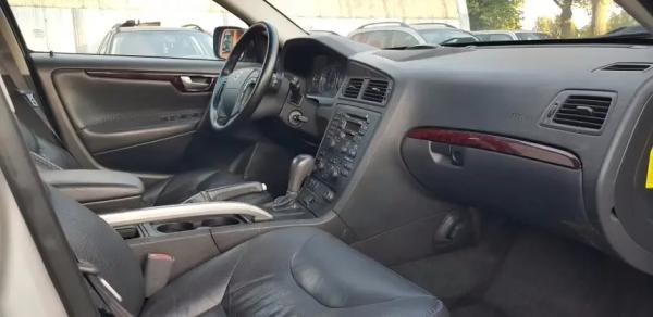 Pelēks Volvo XC70 2003 Valmiera, ar dzinēja tilpumu 2.40 L un nobraukumu 319 tūkst. km par 3000 €, foto 10 vietnē AUTOMOTO.COM.LV