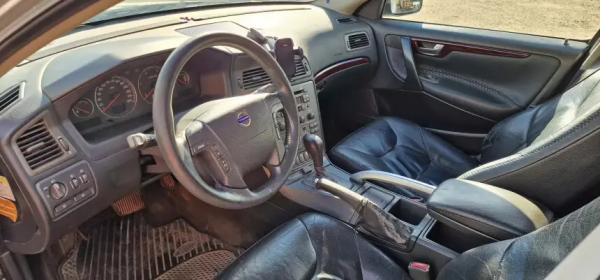 Grey Volvo XC70 2003 in Valmiera, with an engine capacity of 2.50 L and mileage of 463 thousand km for 1650 €, photo 7 on AUTOMOTO.COM.LV