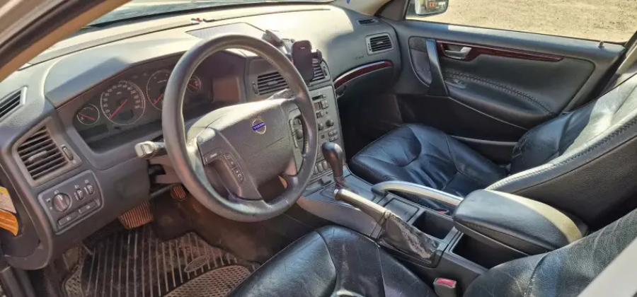 Grey Volvo XC70 2003 in Valmiera, with an engine capacity of 2.50 L and mileage of 463 thousand km for 1650 €, photo 8 on AUTOMOTO.COM.LV