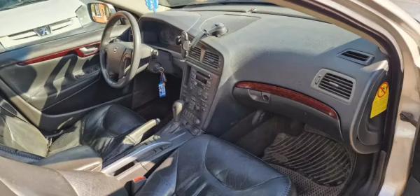 Grey Volvo XC70 2003 in Valmiera, with an engine capacity of 2.50 L and mileage of 463 thousand km for 1650 €, photo 8 on AUTOMOTO.COM.LV