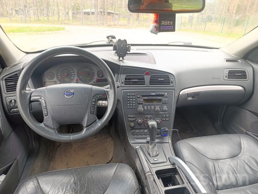 Grey Volvo XC70 2003 in Riga, with an engine capacity of 2.40 L and mileage of 515 thousand km for 1750 €, photo 6 on AUTOMOTO.COM.LV