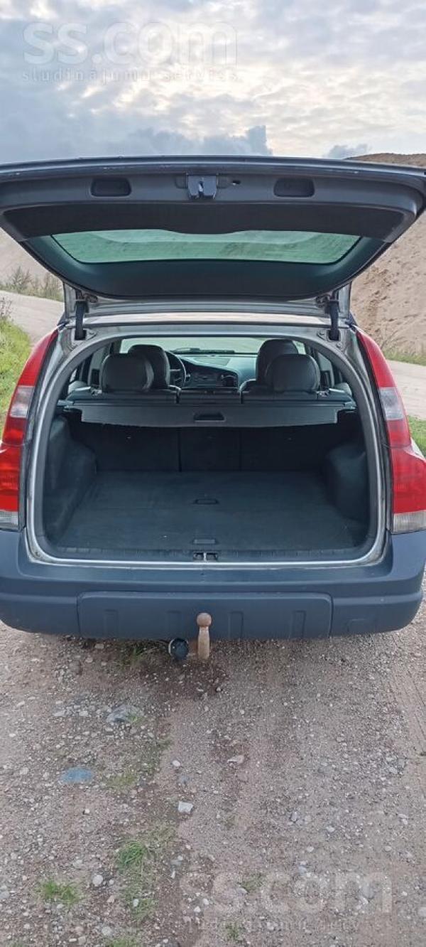 Volvo XC70 2003 in Riga on AUTOMOTO.COM.LV Grey Volvo XC70 2003 in Riga, with an engine capacity of 2.40 L and mileage of 293 thousand km for 1400 €, photo 5 on AUTOMOTO.COM.LV