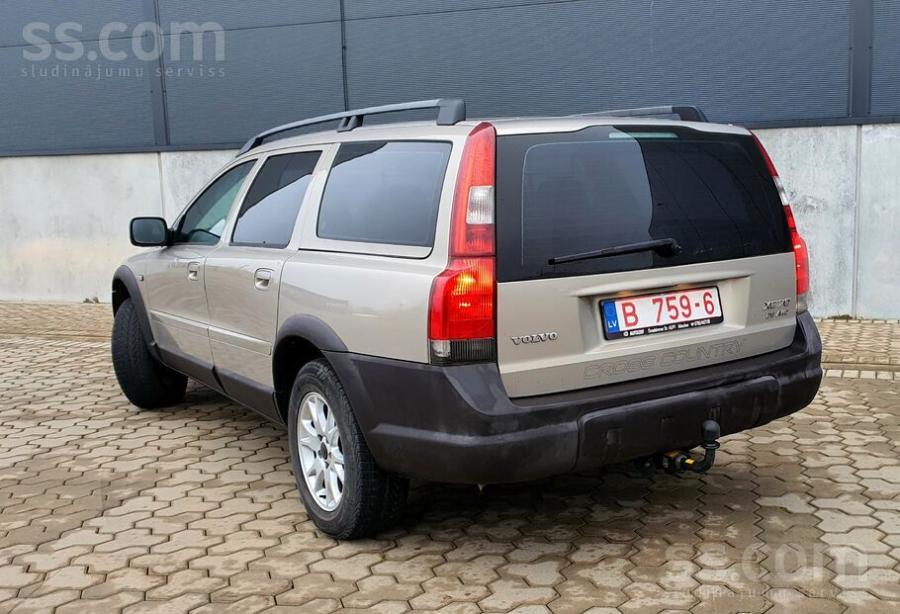 Grey Volvo XC70 2004 in Riga, with an engine capacity of 2.40 L and mileage of 345 thousand km for 3790 €, photo 4 on AUTOMOTO.COM.LV
