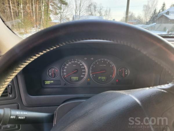 Pelēks Volvo XC70 2004 Rīga, ar dzinēja tilpumu 2.50 L un nobraukumu 272 tūkst. km par 2700 €, foto 4 vietnē AUTOMOTO.COM.LV
