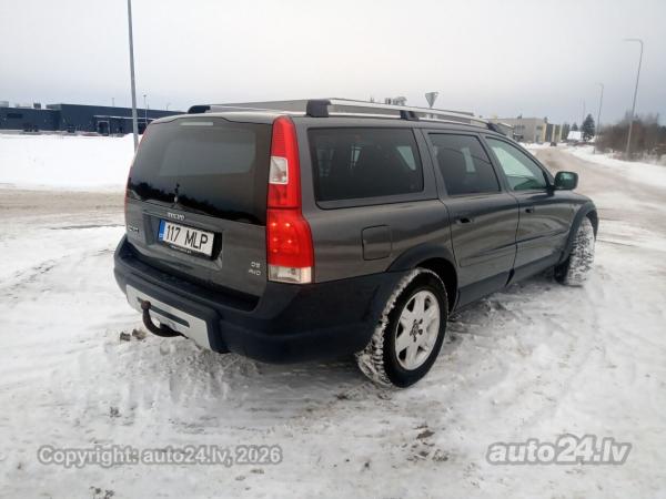 Pelēks Volvo XC70 2004 Rapla, ar dzinēja tilpumu 2.40 L un nobraukumu 385 tūkst. km par 3500 €, foto 4 vietnē AUTOMOTO.COM.LV