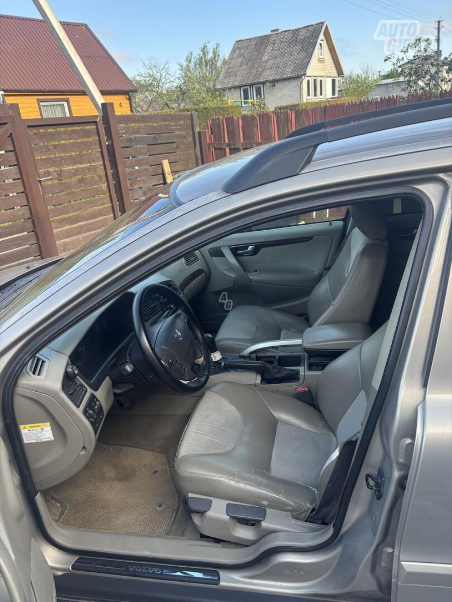 Grey Volvo XC70 2004 in Plunge, with an engine capacity of 2.40 L and mileage of 347 thousand km for 2500 €, photo 3 on AUTOMOTO.COM.LV