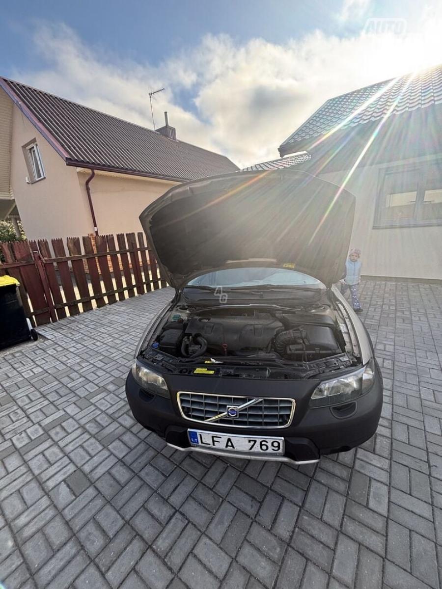 Grey Volvo XC70 2004 in Plunge, with an engine capacity of 2.40 L and mileage of 347 thousand km for 2500 €, photo 15 on AUTOMOTO.COM.LV