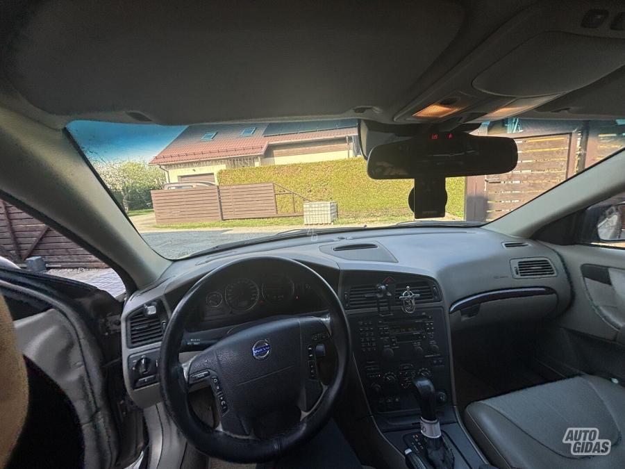 Grey Volvo XC70 2004 in Plunge, with an engine capacity of 2.40 L and mileage of 347 thousand km for 2500 €, photo 19 on AUTOMOTO.COM.LV