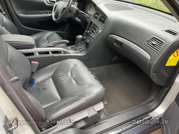 Pelēks Volvo XC70 2004 Tallina, ar dzinēja tilpumu 2.40 L un nobraukumu 240 tūkst. km par 4999 €, foto 9 vietnē AUTOMOTO.COM.LV