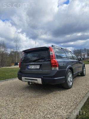 Pelēks Volvo XC70 2004 Ogre, ar dzinēja tilpumu 2.40 L un nobraukumu 354 tūkst. km par 1800 €, foto 8 vietnē AUTOMOTO.COM.LV