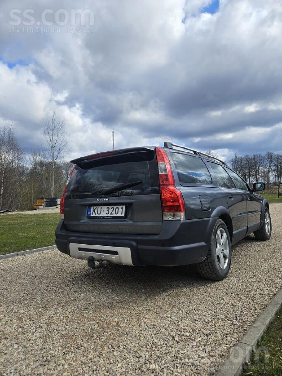 Pelēks Volvo XC70 2004 Ogre, ar dzinēja tilpumu 2.40 L un nobraukumu 354 tūkst. km par 1800 €, foto 8 vietnē AUTOMOTO.COM.LV