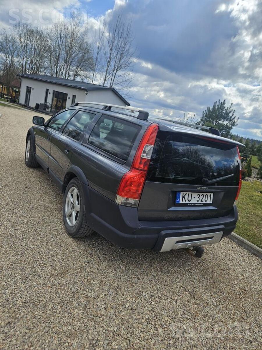 Pelēks Volvo XC70 2004 Ogre, ar dzinēja tilpumu 2.40 L un nobraukumu 354 tūkst. km par 1800 €, foto 10 vietnē AUTOMOTO.COM.LV