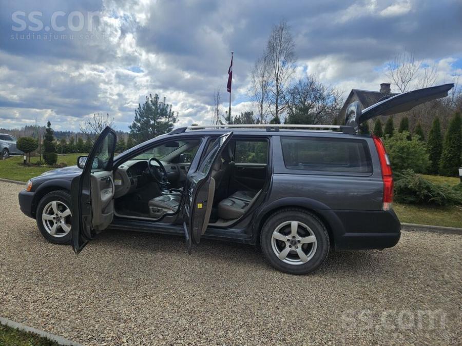 Pelēks Volvo XC70 2004 Ogre, ar dzinēja tilpumu 2.40 L un nobraukumu 354 tūkst. km par 1800 €, foto 13 vietnē AUTOMOTO.COM.LV