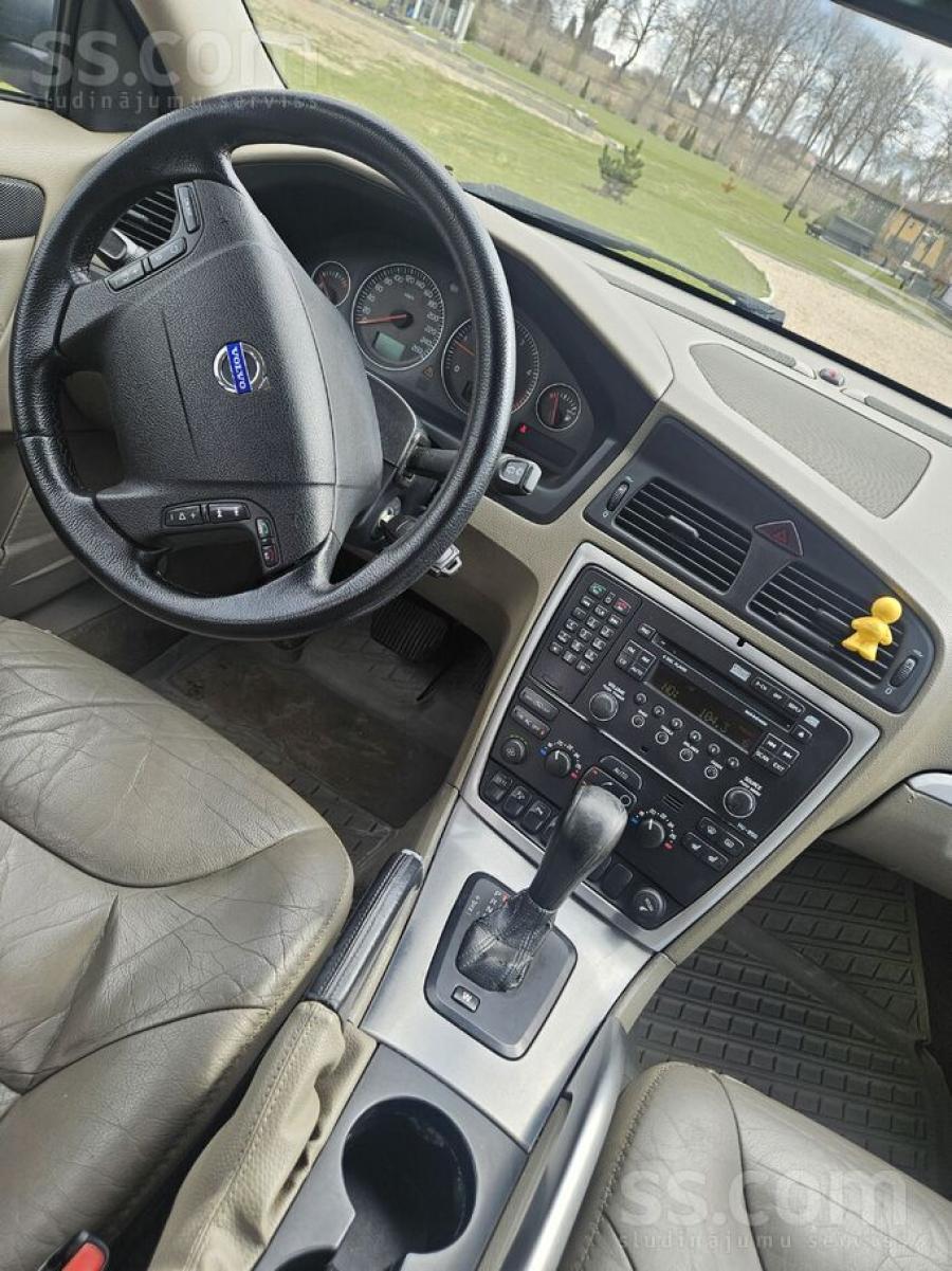 Pelēks Volvo XC70 2004 Ogre, ar dzinēja tilpumu 2.40 L un nobraukumu 354 tūkst. km par 1800 €, foto 14 vietnē AUTOMOTO.COM.LV