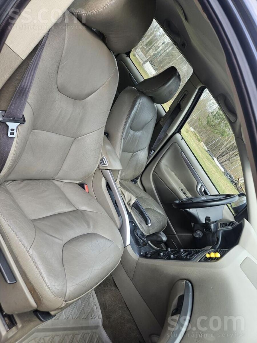 Pelēks Volvo XC70 2004 Ogre, ar dzinēja tilpumu 2.40 L un nobraukumu 354 tūkst. km par 1800 €, foto 16 vietnē AUTOMOTO.COM.LV