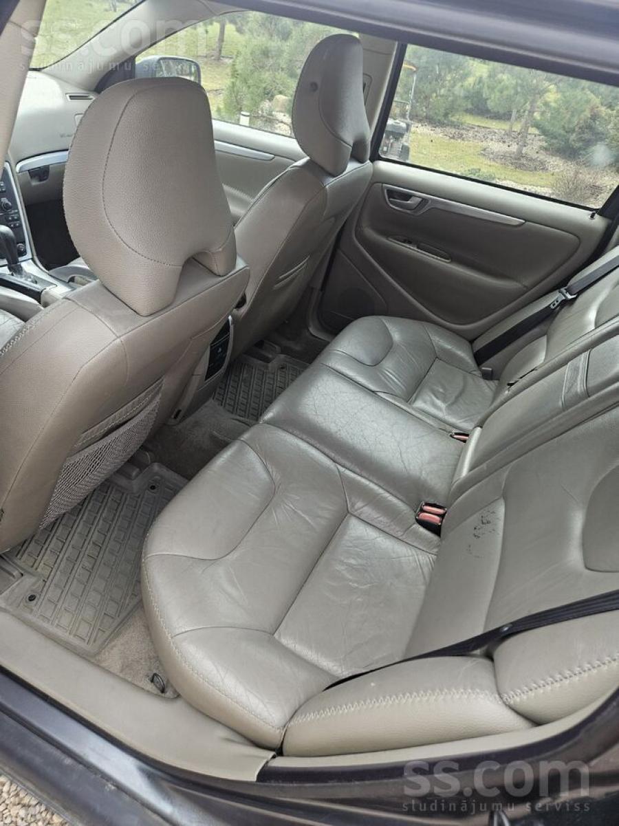 Pelēks Volvo XC70 2004 Ogre, ar dzinēja tilpumu 2.40 L un nobraukumu 354 tūkst. km par 1800 €, foto 17 vietnē AUTOMOTO.COM.LV