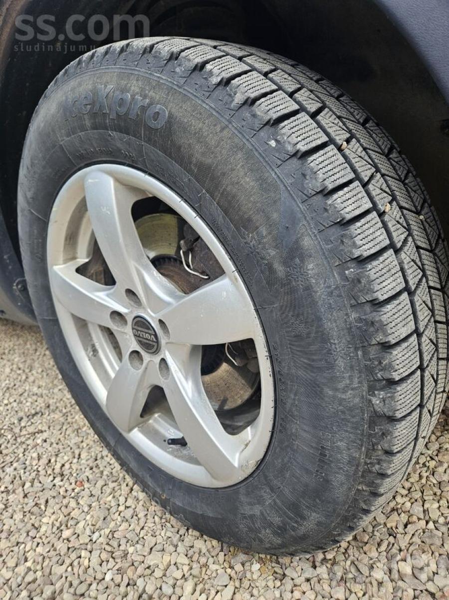 Pelēks Volvo XC70 2004 Ogre, ar dzinēja tilpumu 2.40 L un nobraukumu 354 tūkst. km par 1800 €, foto 18 vietnē AUTOMOTO.COM.LV