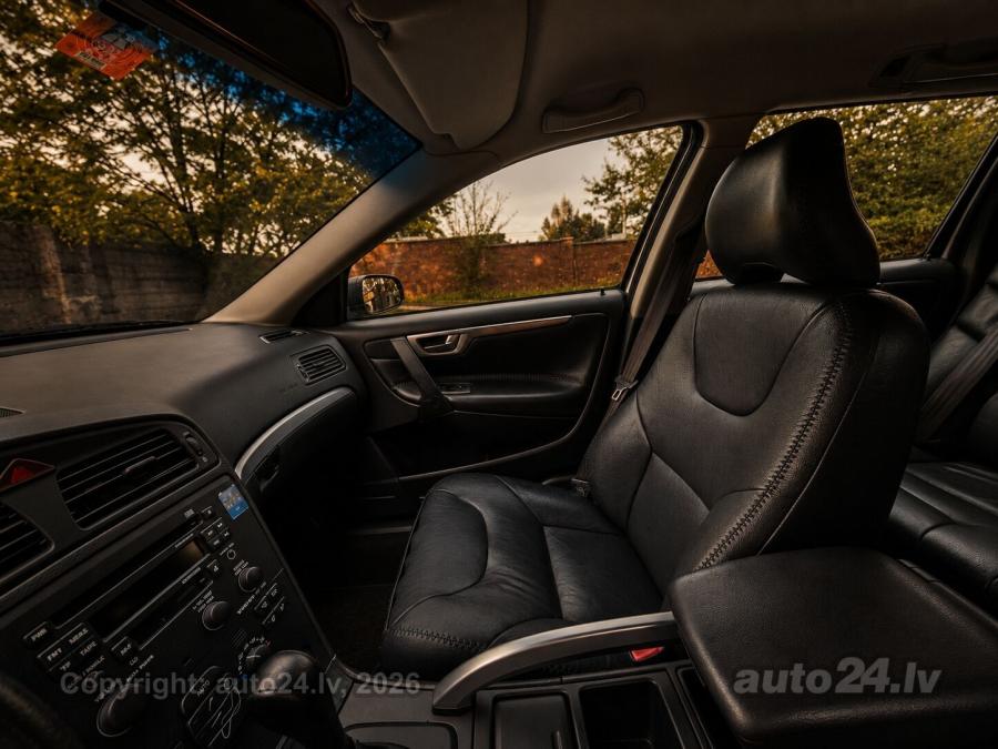 Pelēks Volvo XC70 2004 Tallina, ar dzinēja tilpumu 0.00 L un nobraukumu 240 tūkst. km par 5400 €, foto 12 vietnē AUTOMOTO.COM.LV