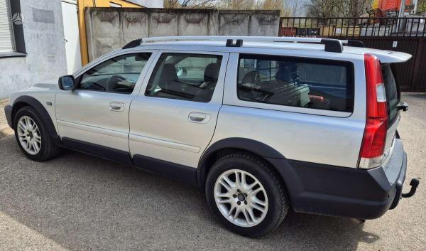Grey Volvo XC70 2004 in Vilnius, with an engine capacity of 2.40 L and mileage of 479 thousand km for 2500 €, photo 2 on AUTOMOTO.COM.LV