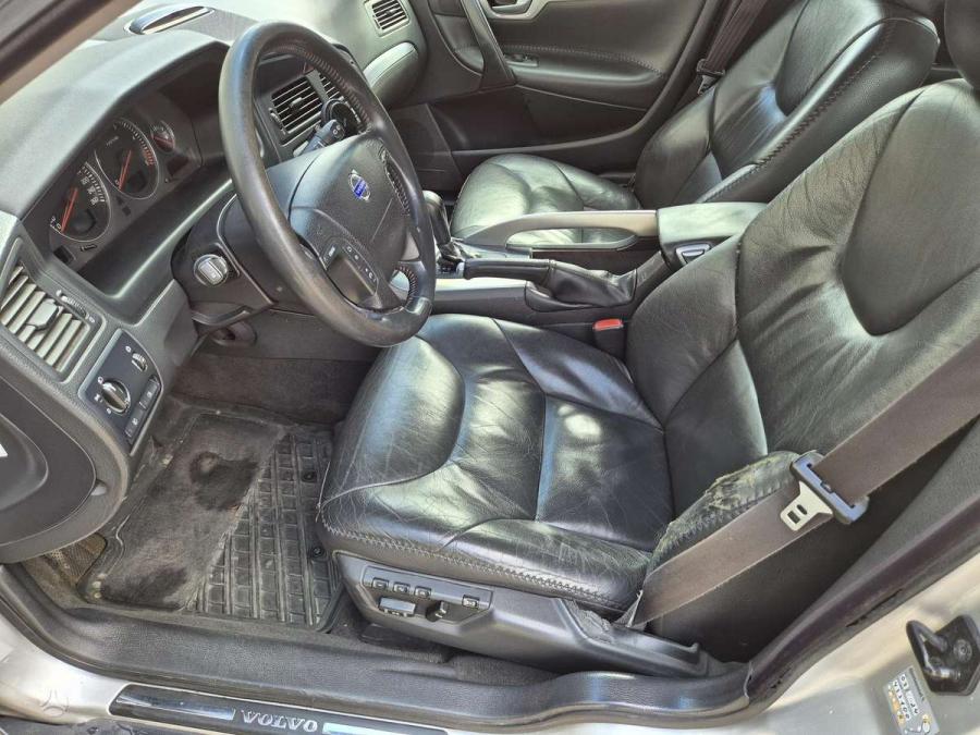 Grey Volvo XC70 2004 in Vilnius, with an engine capacity of 2.40 L and mileage of 479 thousand km for 2500 €, photo 9 on AUTOMOTO.COM.LV