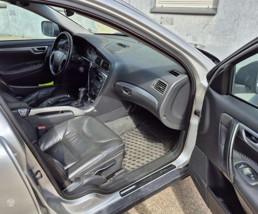 Grey Volvo XC70 2004 in Vilnius, with an engine capacity of 2.40 L and mileage of 479 thousand km for 2500 €, photo 10 on AUTOMOTO.COM.LV