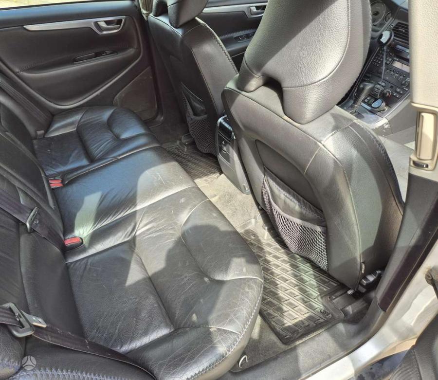 Grey Volvo XC70 2004 in Vilnius, with an engine capacity of 2.40 L and mileage of 479 thousand km for 2500 €, photo 11 on AUTOMOTO.COM.LV