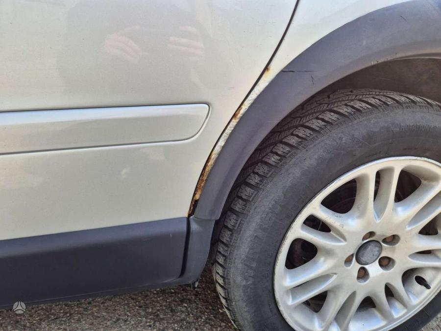 Grey Volvo XC70 2004 in Vilnius, with an engine capacity of 2.40 L and mileage of 479 thousand km for 2500 €, photo 16 on AUTOMOTO.COM.LV