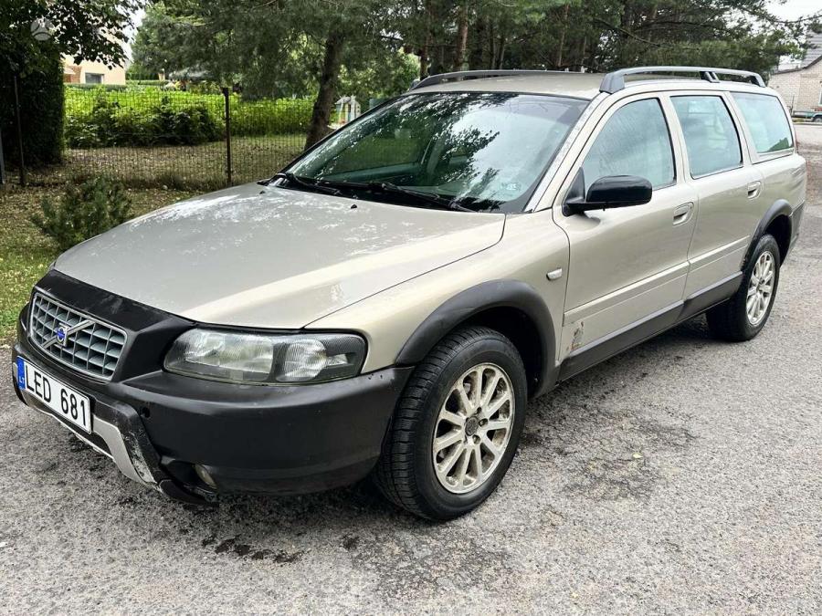 Grey Volvo XC70 2004 in Vilnius, with an engine capacity of 2.40 L and mileage of 500 thousand km for 1499 €, photo 3 on AUTOMOTO.COM.LV