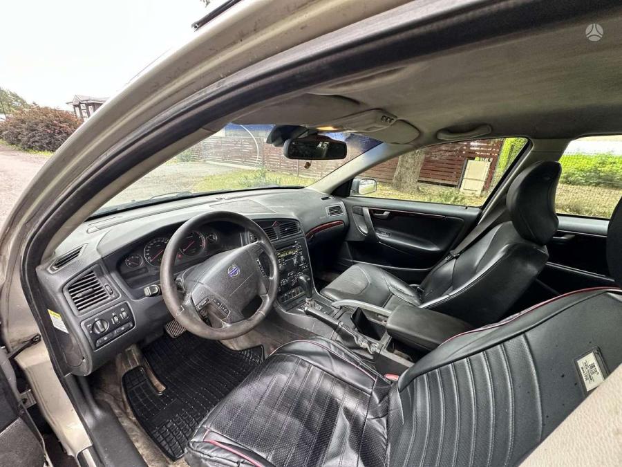 Grey Volvo XC70 2004 in Vilnius, with an engine capacity of 2.40 L and mileage of 500 thousand km for 1499 €, photo 8 on AUTOMOTO.COM.LV