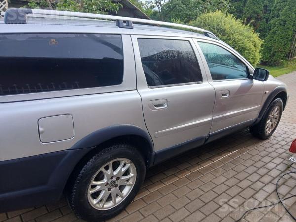 Grey Volvo XC70 2004 in Ludza, with an engine capacity of 2.40 L and mileage of 351 thousand km for 4200 €, photo 2 on AUTOMOTO.COM.LV