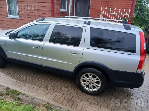 Grey Volvo XC70 2004 in Ludza, with an engine capacity of 2.40 L and mileage of 351 thousand km for 4200 €, photo 3 on AUTOMOTO.COM.LV