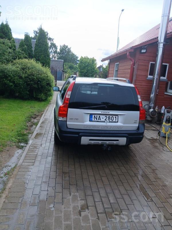 Grey Volvo XC70 2004 in Ludza, with an engine capacity of 2.40 L and mileage of 351 thousand km for 4200 €, photo 4 on AUTOMOTO.COM.LV