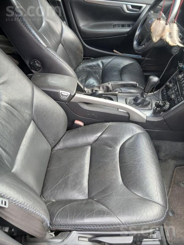 Grey Volvo XC70 2004 in Ludza, with an engine capacity of 2.40 L and mileage of 351 thousand km for 4200 €, photo 7 on AUTOMOTO.COM.LV