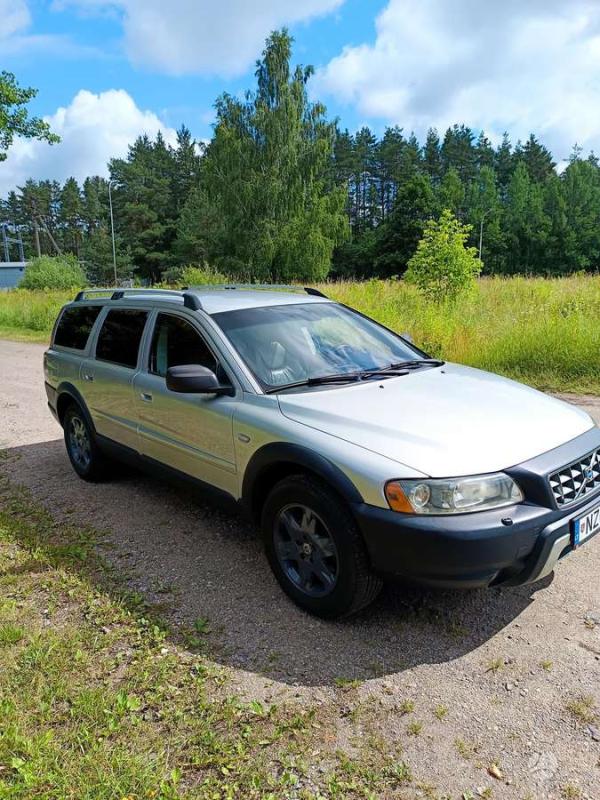 Pelēks Volvo XC70 2004 Viļņa, ar dzinēja tilpumu 2.40 L un nobraukumu 322 tūkst. km par 3400 €, foto 1 vietnē AUTOMOTO.COM.LV