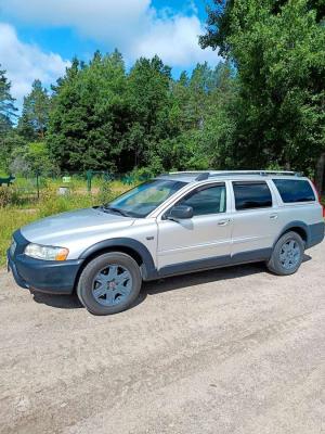 Pelēks Volvo XC70 2004 Viļņa, ar dzinēja tilpumu 2.40 L un nobraukumu 322 tūkst. km par 3400 €, foto 4 vietnē AUTOMOTO.COM.LV