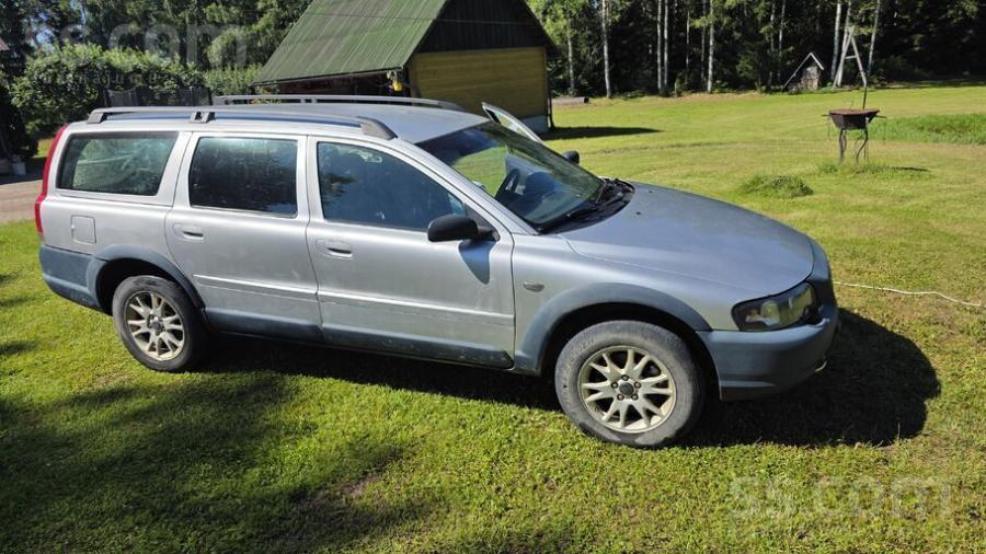 Grey Volvo XC70 2004 in Valmiera, with an engine capacity of 2.40 L and mileage of 436 thousand km for 1750 €, photo 3 on AUTOMOTO.COM.LV