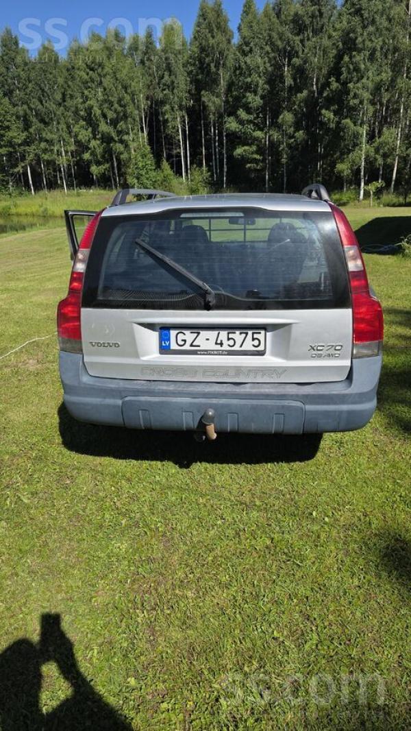 Grey Volvo XC70 2004 in Valmiera, with an engine capacity of 2.40 L and mileage of 436 thousand km for 1750 €, photo 3 on AUTOMOTO.COM.LV