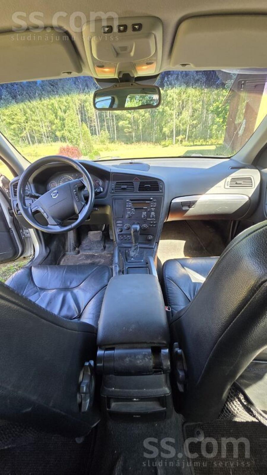 Grey Volvo XC70 2004 in Valmiera, with an engine capacity of 2.40 L and mileage of 436 thousand km for 1750 €, photo 5 on AUTOMOTO.COM.LV