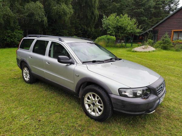 Pelēks Volvo XC70 2004 Klaipėda, ar dzinēja tilpumu 2.40 L un nobraukumu 350 tūkst. km par 1450 €, foto 1 vietnē AUTOMOTO.COM.LV