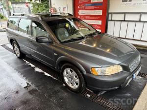 Pelēks Volvo XC70 2004 Rīga, ar dzinēja tilpumu 2.40 L un nobraukumu 409 tūkst. km par 2450 €, foto  vietnē AUTOMOTO.COM.LV