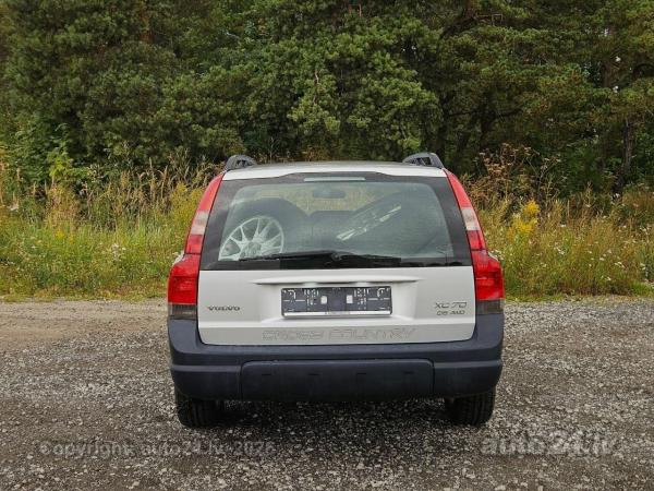 Pelēks Volvo XC70 2004 Tallina, ar dzinēja tilpumu 2.40 L un nobraukumu 240 tūkst. km par 5390 €, foto 3 vietnē AUTOMOTO.COM.LV