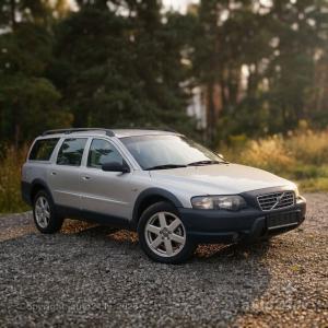 Pelēks Volvo XC70 2004 Tallina, ar dzinēja tilpumu 2.40 L un nobraukumu 240 tūkst. km par 5390 €, foto  vietnē AUTOMOTO.COM.LV