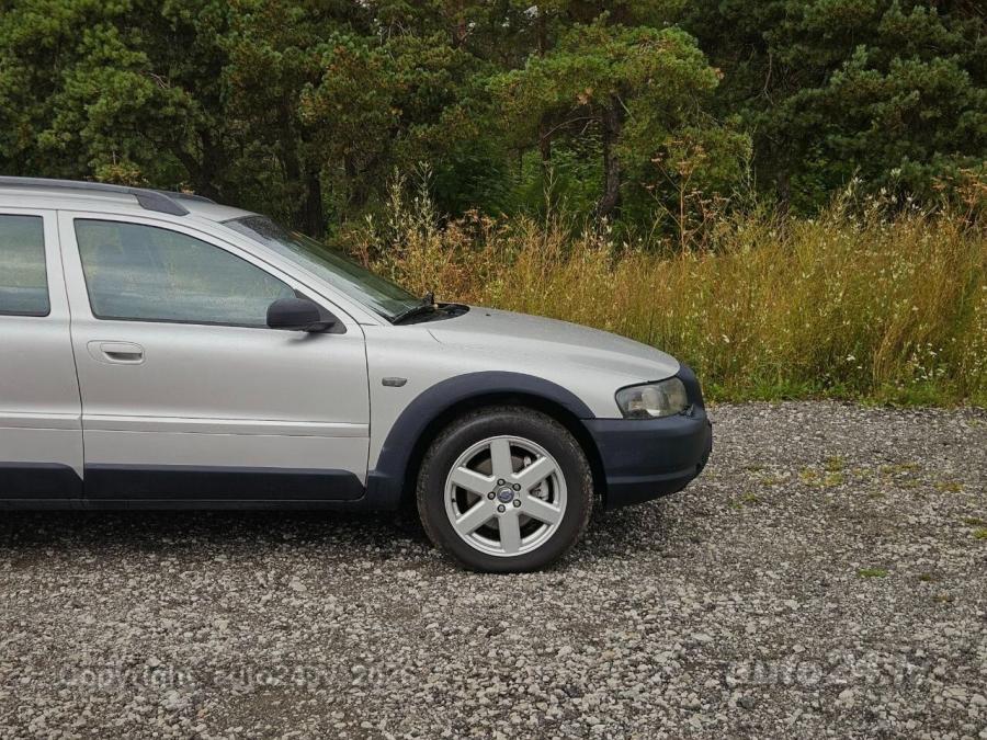 Pelēks Volvo XC70 2004 Tallina, ar dzinēja tilpumu 2.40 L un nobraukumu 240 tūkst. km par 5390 €, foto 5 vietnē AUTOMOTO.COM.LV