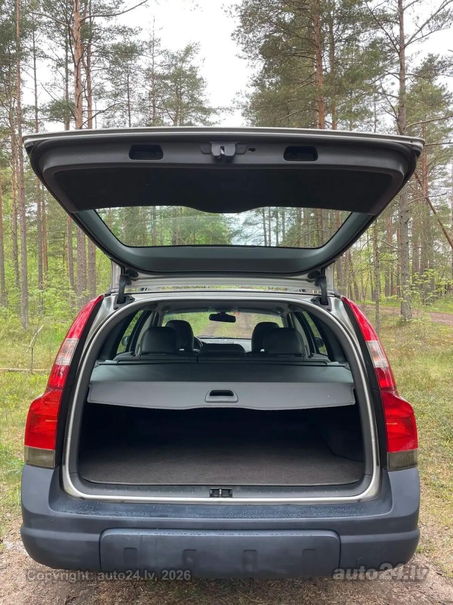 Pelēks Volvo XC70 2004 Tallina, ar dzinēja tilpumu 2.40 L un nobraukumu 240 tūkst. km par 5390 €, foto 10 vietnē AUTOMOTO.COM.LV