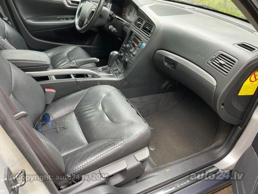 Pelēks Volvo XC70 2004 Tallina, ar dzinēja tilpumu 2.40 L un nobraukumu 240 tūkst. km par 5390 €, foto 16 vietnē AUTOMOTO.COM.LV