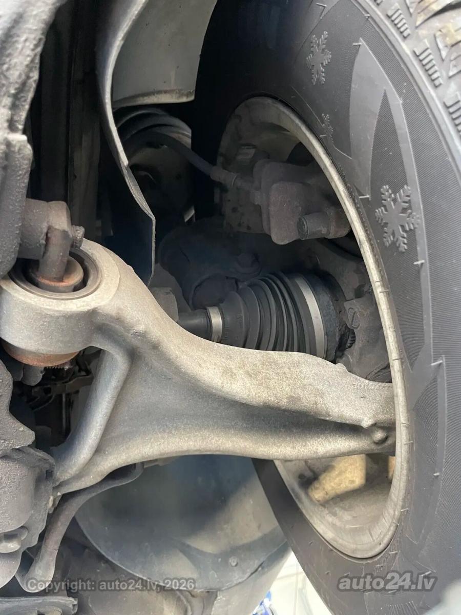 Pelēks Volvo XC70 2004 Tallina, ar dzinēja tilpumu 2.40 L un nobraukumu 240 tūkst. km par 5390 €, foto 17 vietnē AUTOMOTO.COM.LV