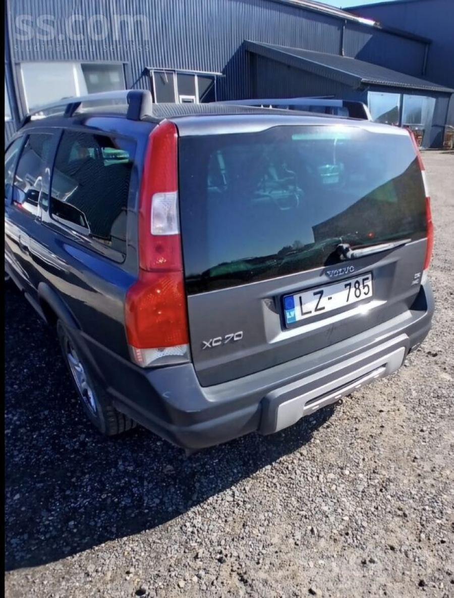Grey Volvo XC70 2005 in Riga, with an engine capacity of 2.40 L and mileage of 303 thousand km for 2500 €, photo 1 on AUTOMOTO.COM.LV