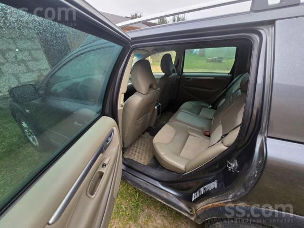 Pelēks Volvo XC70 2005 Ludza, ar dzinēja tilpumu 2.40 L un nobraukumu 384 tūkst. km par 2650 €, foto 7 vietnē AUTOMOTO.COM.LV