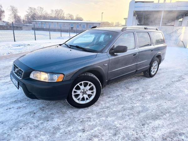 Grey Volvo XC70 2005 in Prienai, with an engine capacity of 2.40 L and mileage of 408 thousand km for 2700 €, photo 1 on AUTOMOTO.COM.LV