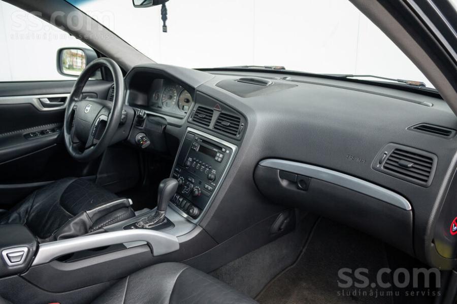 Grey Volvo XC70 2005 in Jelgava, with an engine capacity of 2.40 L and mileage of 353 thousand km for 2800 €, photo 9 on AUTOMOTO.COM.LV
